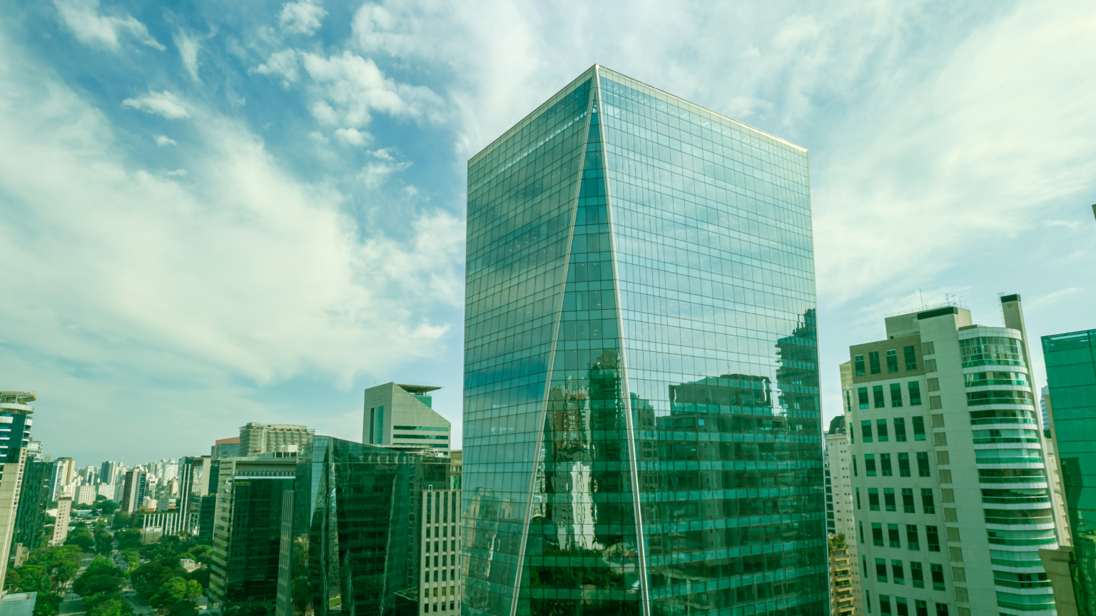 Holding empresarial: o que é, quais os tipos e como criar uma